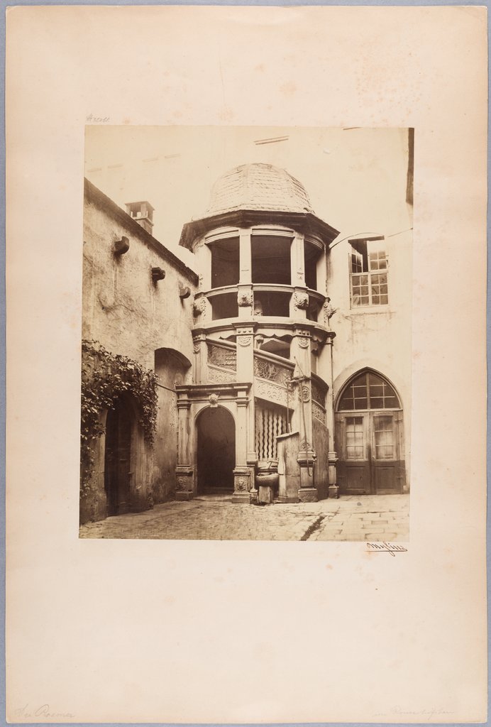 Frankfurt am Main: Staircase of Haus Alt-Limpurg in the inner courtyard ...